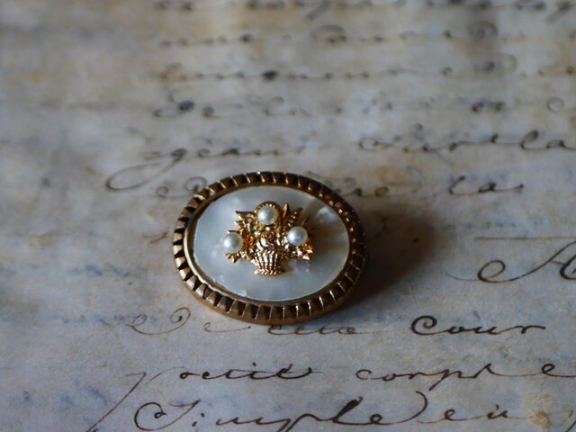 vintage マザーオブパール パニエ フランスヴィンテージ ヴィンテージブローチ | iichi 日々の暮らしを心地よくするハンドメイドやアンティークのマーケットプレイス