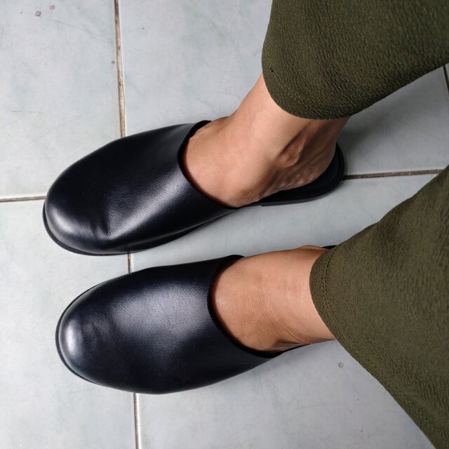 本革スリッパサンダル 無料サイズ調整可 色変更可 外反母趾対応可能 大人可愛い本革サンダル 22cm～28cm | iichi 日々の暮らしを心地よくするハンドメイドやアンティークのマーケットプレイス