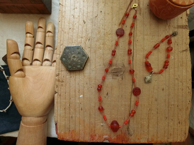 ＊happy price＊古のredブレス。@アジアの民族メタルチャーム＋ボヘミアの古いビーズたち＋ヴェネチアの古いシードビーズ | iichi 日々の暮らしを心地よくするハンドメイドや ...