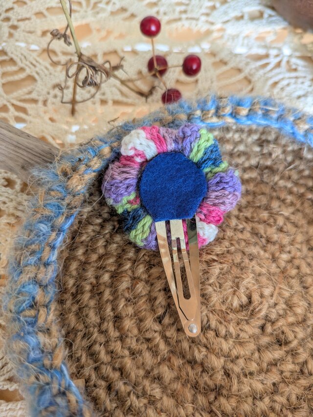 コットン糸のお花のパッチンピン | iichi 日々の暮らしを心地よくするハンドメイドやアンティークのマーケットプレイス