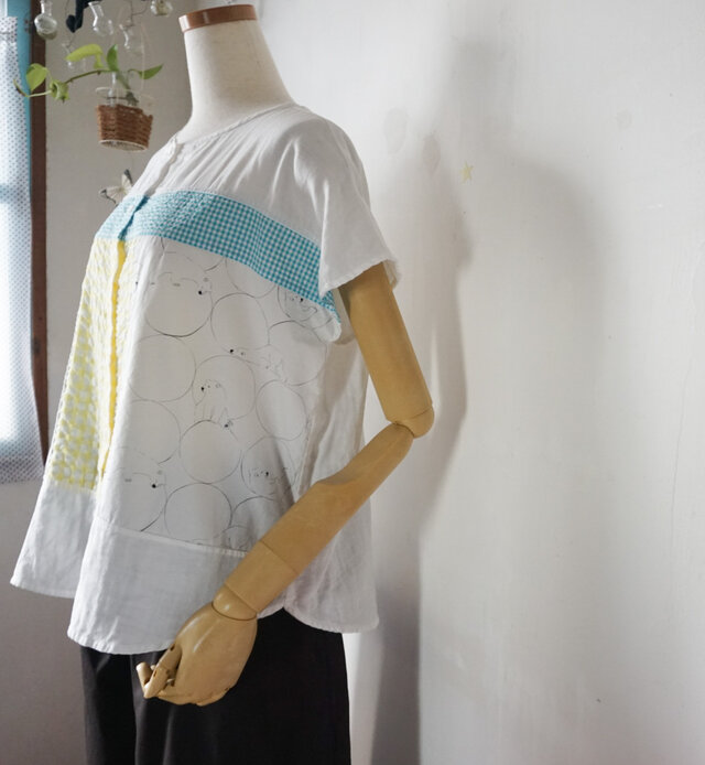 爽やかパッチワークなフレンチスリーブブラウスF (白クマmix) | iichi 日々の暮らしを心地よくするハンドメイドやアンティークのマーケットプレイス