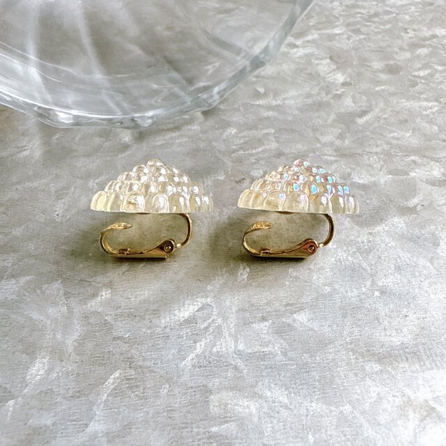 Y1157-ヴィンテージイヤリング U.S.A. 1970〜80s Clear Aurora resin dome | iichi 日々の暮らしを心地よくするハンドメイドやアンティークの ...