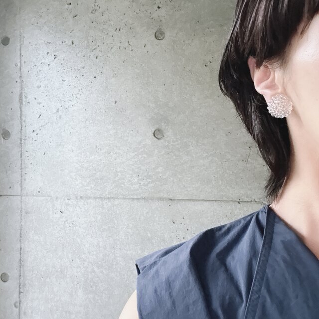 Y1157-ヴィンテージイヤリング U.S.A. 1970〜80s Clear Aurora resin dome | iichi 日々の暮らしを心地よくするハンドメイドやアンティークの ...