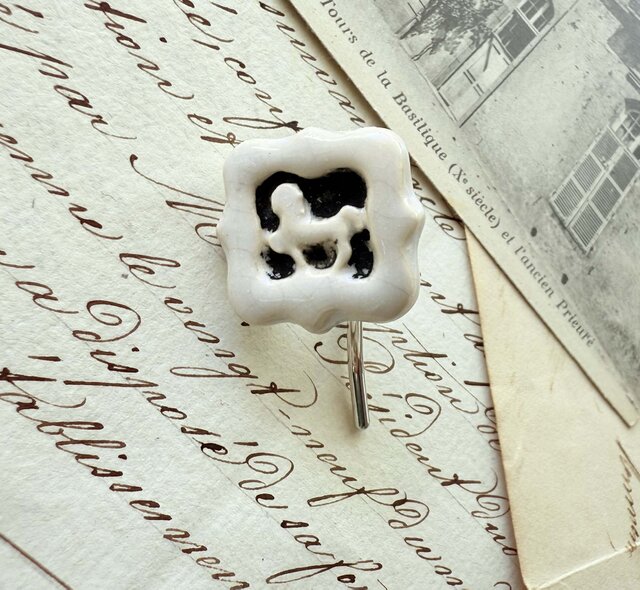 フランスアンティークポニーテールフック／白陶器デザインボタン | iichi 日々の暮らしを心地よくするハンドメイドやアンティークのマーケットプレイス