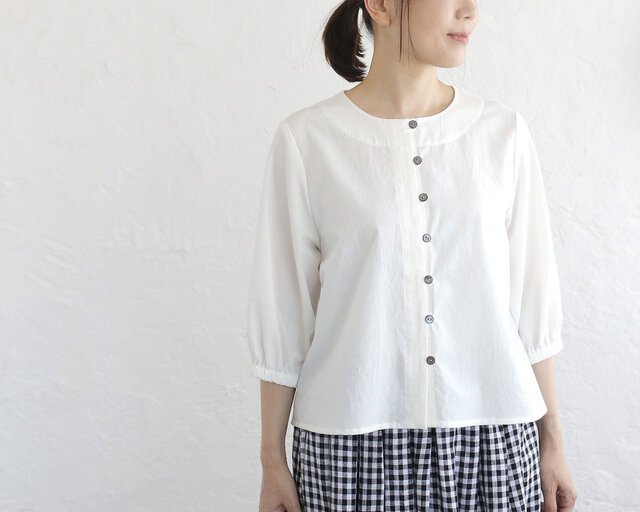 季節をつなぐ一枚 東炊きコットンリネン 五分袖ループボタンブラウス（オフホワイト）TP22 | iichi 日々の暮らしを心地よくするハンドメイドやアンティークのマーケットプレイス