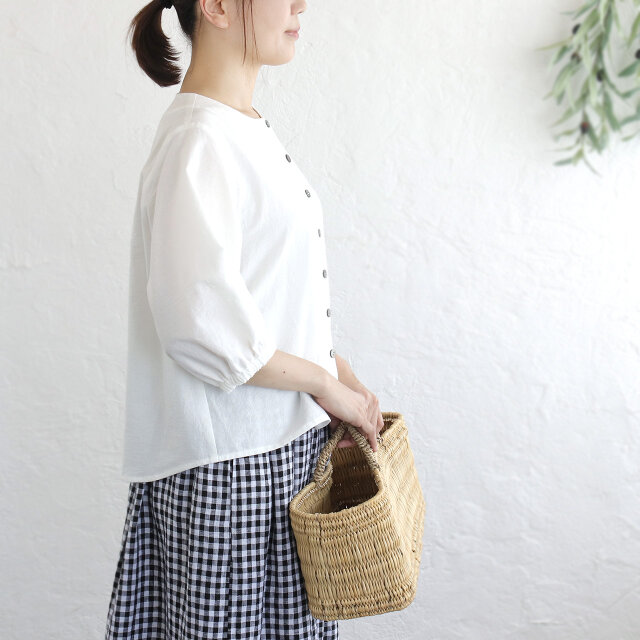 季節をつなぐ一枚 東炊きコットンリネン 五分袖ループボタンブラウス（オフホワイト）TP22 | iichi 日々の暮らしを心地よくするハンドメイドやアンティークのマーケットプレイス