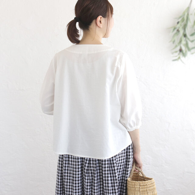 季節をつなぐ一枚 東炊きコットンリネン 五分袖ループボタンブラウス（オフホワイト）TP22 | iichi 日々の暮らしを心地よくするハンドメイドやアンティークのマーケットプレイス