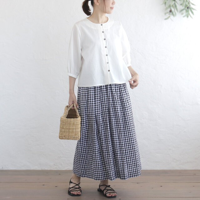 季節をつなぐ一枚 東炊きコットンリネン 五分袖ループボタンブラウス（オフホワイト）TP22 | iichi 日々の暮らしを心地よくするハンドメイドやアンティークのマーケットプレイス