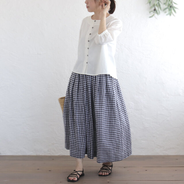 季節をつなぐ一枚 東炊きコットンリネン 五分袖ループボタンブラウス（オフホワイト）TP22 | iichi 日々の暮らしを心地よくするハンドメイドやアンティークのマーケットプレイス