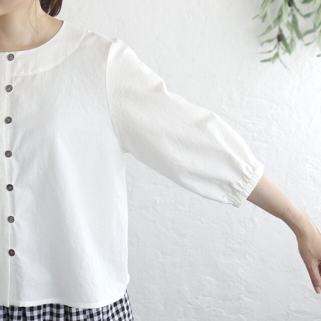 季節をつなぐ一枚 東炊きコットンリネン 五分袖ループボタンブラウス（オフホワイト）TP22 | iichi 日々の暮らしを心地よくするハンドメイドやアンティークのマーケットプレイス
