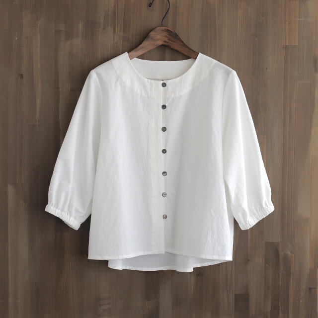 季節をつなぐ一枚 東炊きコットンリネン 五分袖ループボタンブラウス（オフホワイト）TP22 | iichi 日々の暮らしを心地よくするハンドメイドやアンティークのマーケットプレイス