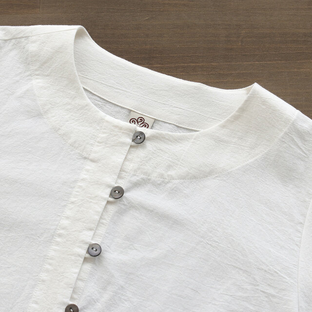 季節の移り変わりに 東炊きコットンリネン 五分袖ループボタン羽織りブラウス（オフホワイト）TP22 | iichi 日々の暮らしを心地よくするハンドメイドやアンティークのマーケットプレイス