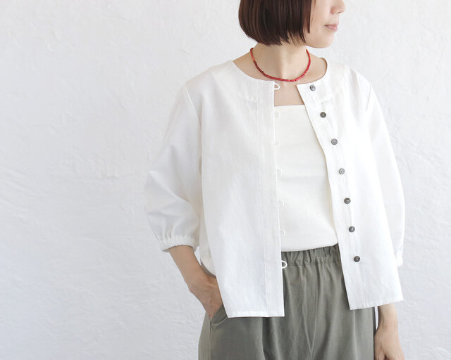 季節をつなぐ一枚 東炊きコットンリネン 五分袖ループボタンブラウス（オフホワイト）TP22 | iichi 日々の暮らしを心地よくするハンドメイドやアンティークのマーケットプレイス