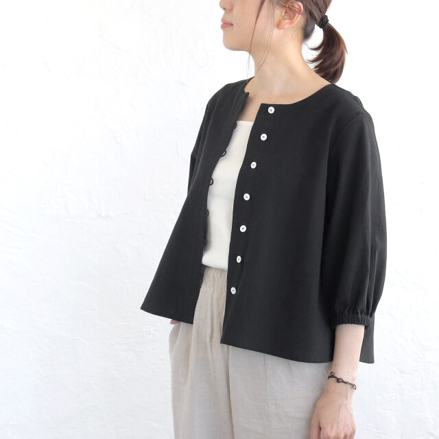 季節をつなぐ一枚 東炊きコットンリネン 五分袖ループボタンブラウス（オフホワイト）TP22 | iichi 日々の暮らしを心地よくするハンドメイドやアンティークのマーケットプレイス