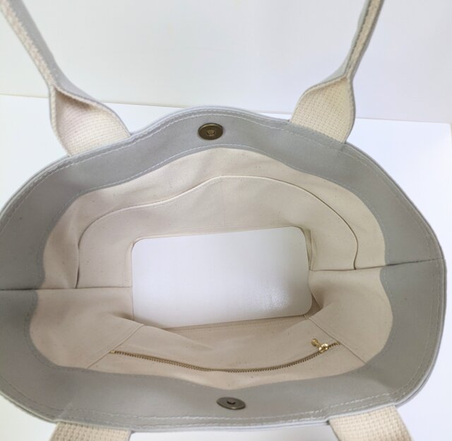 リボン（グレー）キルティングトート | iichi 日々の暮らしを心地よくするハンドメイドやアンティークのマーケットプレイス