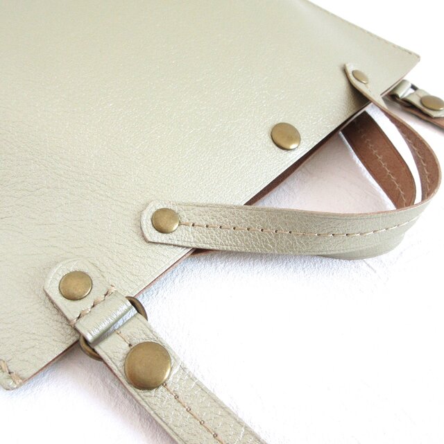 ☆New☆レクタングルサコッシュ♪《牛革》シュリンクレザー・イエローゴールド・0144 | iichi 日々の暮らしを心地よくするハンドメイドやアンティークのマーケットプレイス