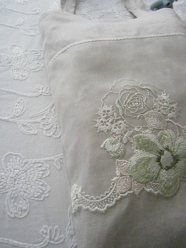 刺繍lace×linen 小ぶりのtote | iichi 日々の暮らしを心地よくするハンドメイドやアンティークのマーケットプレイス
