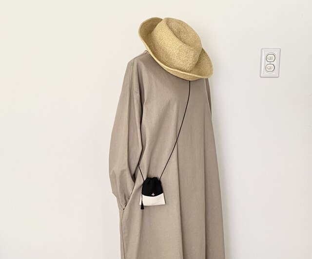 ミニ巾着 お守り袋 ポシェット / チャーム / bicolor / cord color：black | iichi 日々の暮らしを心地よくするハンドメイドやアンティークのマーケットプレイス