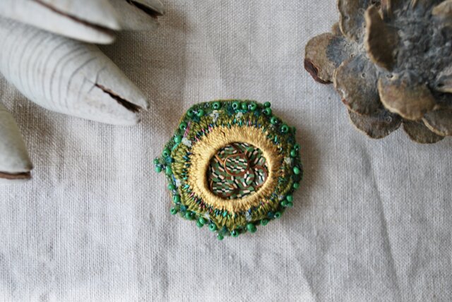 macreeパーツを包み込んだ刺繍ブローチ green | iichi 日々の暮らしを心地よくするハンドメイドやアンティークのマーケットプレイス