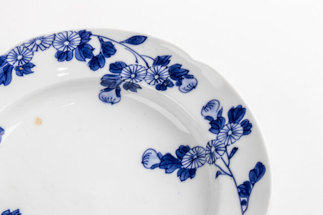 古伊万里 染付輪花菊花文平鉢 1客 明治時代 D714 個体A | iichi 日々の暮らしを心地よくするハンドメイドやアンティークのマーケットプレイス