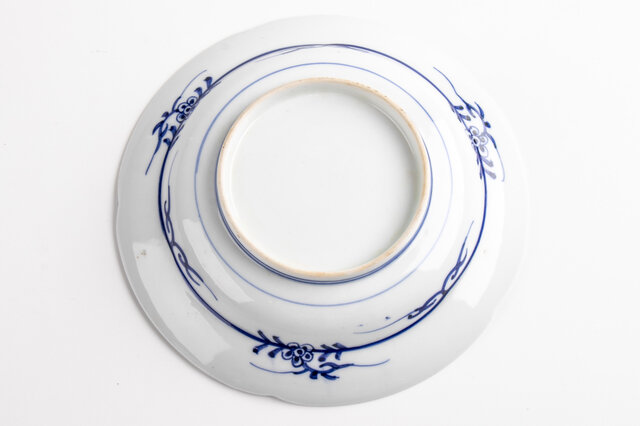 古伊万里 染付輪花菊花文平鉢 1客 明治時代 D714 個体A | iichi 日々の暮らしを心地よくするハンドメイドやアンティークのマーケットプレイス