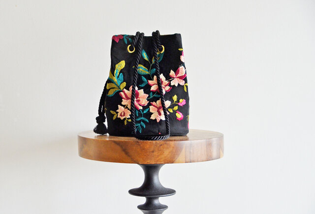 数量限定！花柄チュール刺繍2way ポシェットマリンバッグ マルチカラーブラック | iichi 日々の暮らしを心地よくするハンドメイドやアンティークのマーケットプレイス