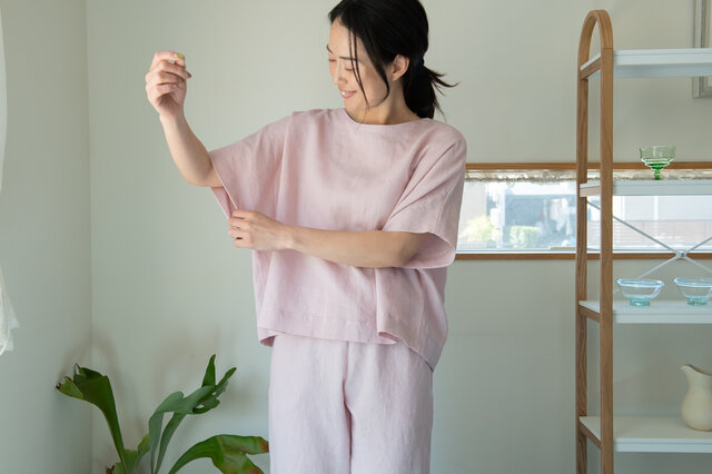 Linen＆Cotton 後ろタックのブラウス【シャクヤク染め】 | iichi 日々の暮らしを心地よくするハンドメイドやアンティークのマーケットプレイス