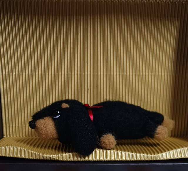 羊毛フェルト ダックスフンド 餌付き | iichi 日々の暮らしを心地よくするハンドメイドやアンティークのマーケットプレイス