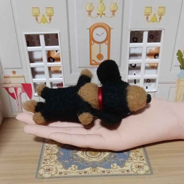 羊毛フェルト ダックスフンド 餌付き | iichi 日々の暮らしを心地よくするハンドメイドやアンティークのマーケットプレイス