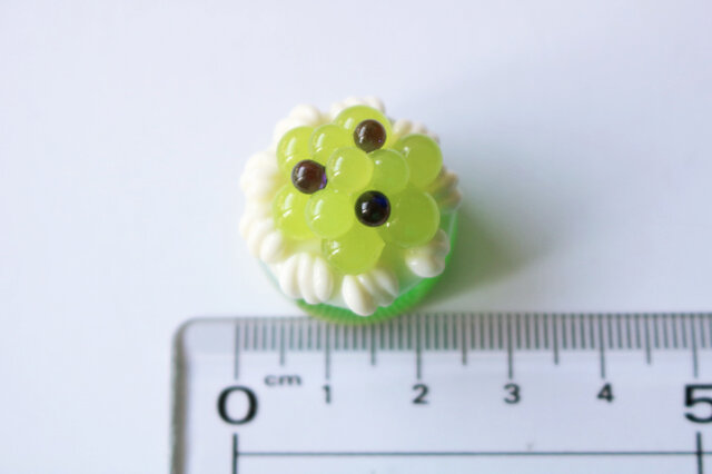 ガラスのミニチュア シャインマスカットとブルーベリーケーキ ★ガラスのミニチュア洋菓子店★ | iichi 日々の暮らしを心地よくするハンドメイドやアンティークのマーケットプレイス