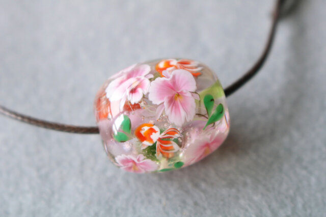 カトレアと金魚のとんぼ玉（ガラス玉）泡入り | iichi 日々の暮らしを心地よくするハンドメイドやアンティークのマーケットプレイス