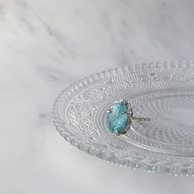 アパタイト原石のsilverリング | iichi 日々の暮らしを心地よくするハンドメイドやアンティークのマーケットプレイス