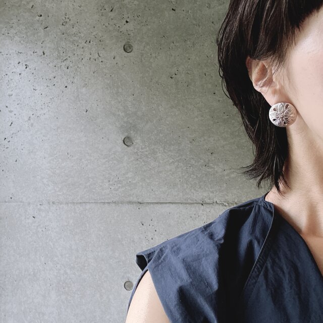 PA377-【 AVON 】エイボン・ヴィンテージピアス 1988 Sand Dollar Silver Tone | iichi 日々の暮らしを心地よくするハンドメイドやアンティークの ...