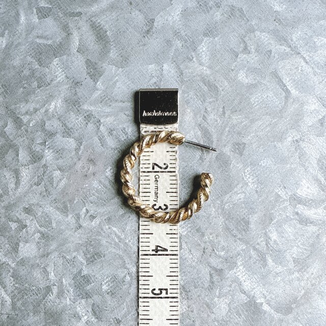 PA378-【 AVON 】エイボン・ヴィンテージピアス 1980〜90s Gold Tone Screw Hoop | iichi 日々の暮らしを心地よくするハンドメイドやアンティークの ...