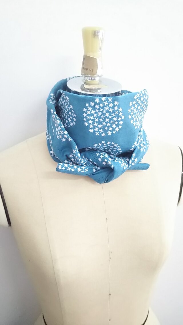 ダブルガーゼの肌ストール 花のサークル ターコイズブルー | iichi 日々の暮らしを心地よくするハンドメイドやアンティークのマーケットプレイス