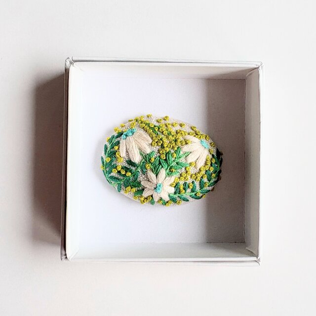 ミモザとお花の刺繍ブローチ・botanical#378 | iichi 日々の暮らしを心地よくするハンドメイドやアンティークのマーケットプレイス