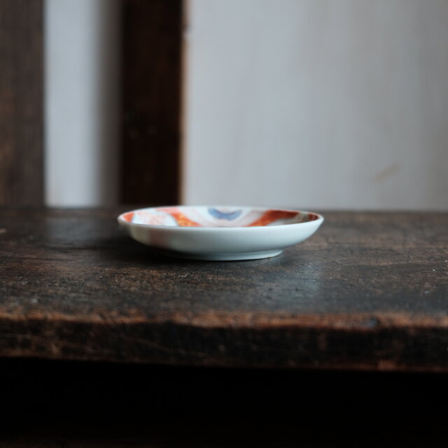 花と鳳凰と蝶々と貴族 赤で素敵。赤絵印判小皿 骨董・antiques 古民家 古美術 明治〜大正時代 | iichi 日々の暮らしを心地よくするハンドメイドやアンティークのマーケットプレイス