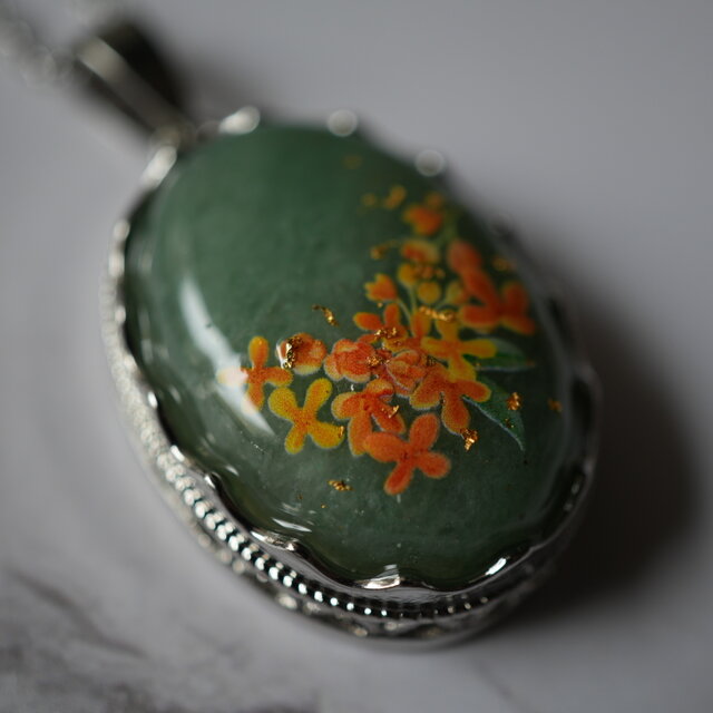 グリーンアベンチュリンと金木犀のペンダント ネックレス 金箔 24K | iichi 日々の暮らしを心地よくするハンドメイドやアンティークのマーケットプレイス