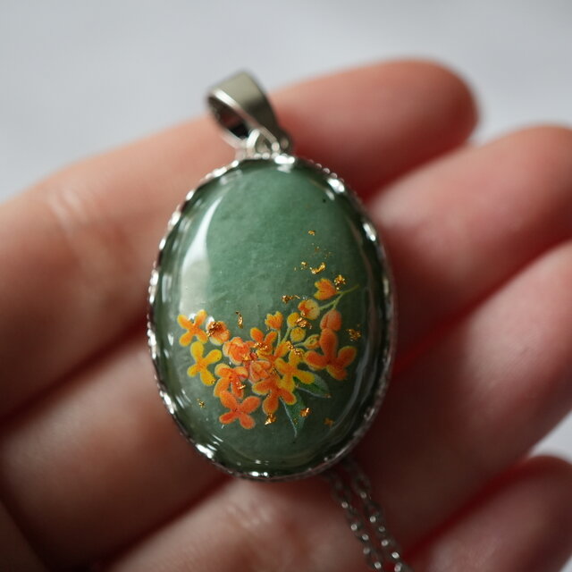 グリーンアベンチュリンと金木犀のペンダント ネックレス 金箔 24K | iichi 日々の暮らしを心地よくするハンドメイドやアンティークのマーケットプレイス