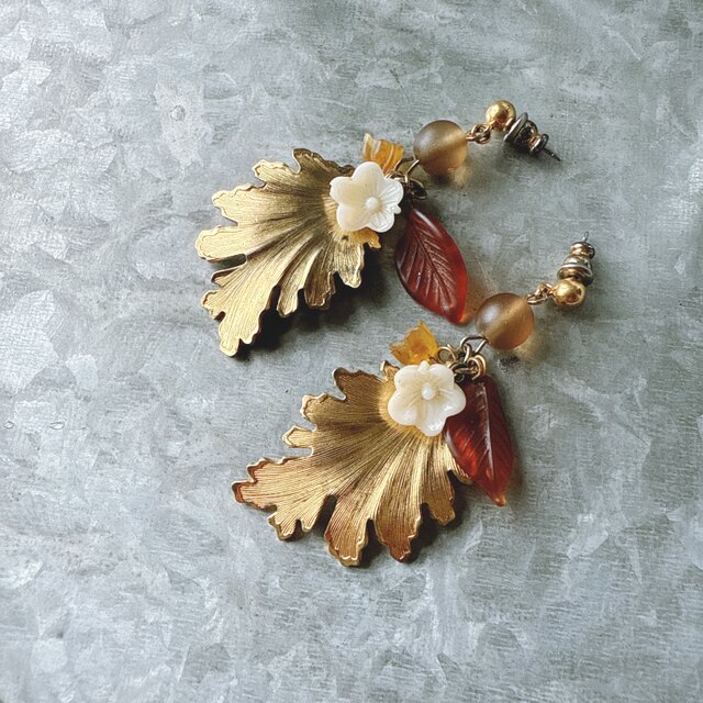P689-ヴィンテージピアス U.S.A. 1970〜80s Botanical Leaf Flower Hanging | iichi 日々の暮らしを心地よくするハンドメイドやアンティークの ...