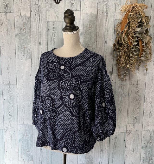 ☆ 浴衣リメイク 有松絞 濃紺に白の花柄 パフ袖ブラウス ♪ | iichi 日々の暮らしを心地よくするハンドメイドやアンティークのマーケットプレイス