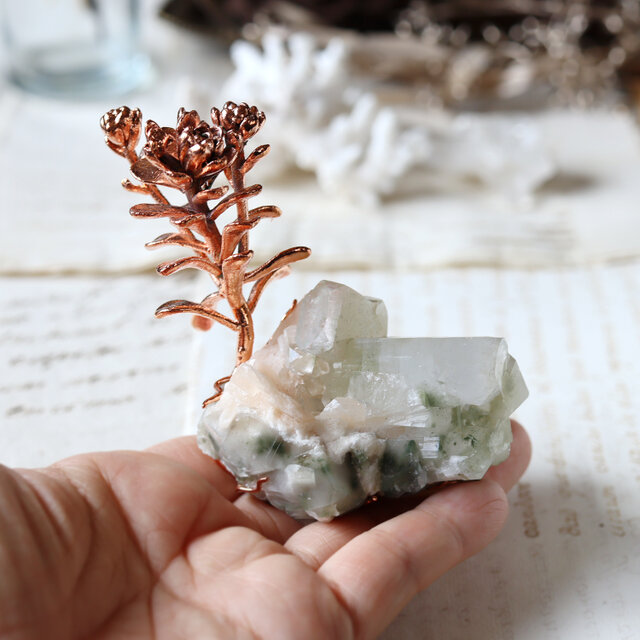 【花石】アポフィライト/スティルバイトとアエオニウム | iichi 日々の暮らしを心地よくするハンドメイドやアンティークのマーケットプレイス