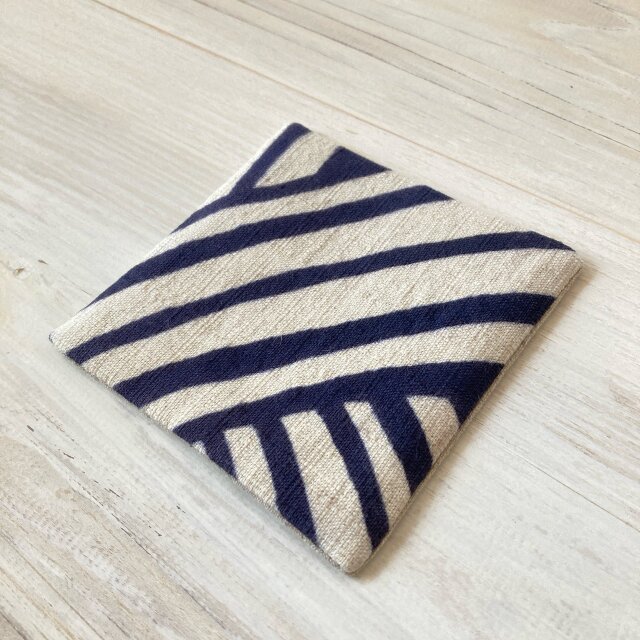 型染め コースター10センチ角「糸巻き」 | iichi 日々の暮らしを心地よくするハンドメイドやアンティークのマーケットプレイス