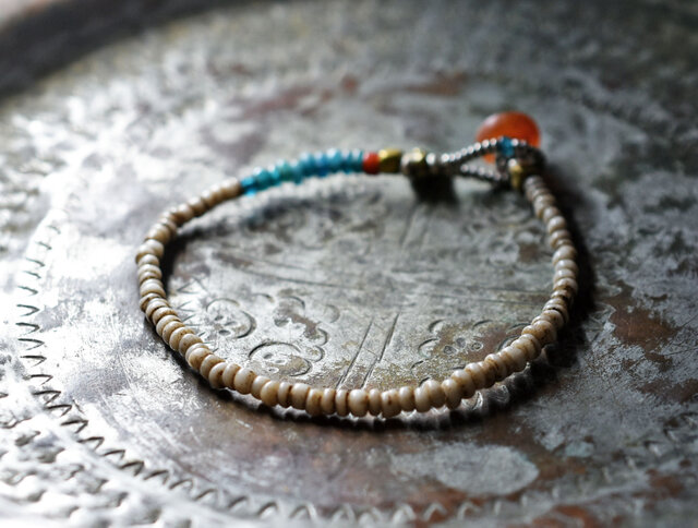 アフリカ出土カーネリアン留め金、アンティークホワイト＆エメラルドビーズ、飴色ホワイトハーツのブレス | iichi 日々の暮らしを心地よくするハンドメイドやアンティークのマーケットプレイス