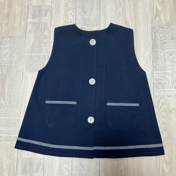 【80～160】ギンガムチェック リボンライン ネイビー 前ボタン 袖なしスモック 着丈延長可 スモッグ | iichi 日々の暮らしを心地よくするハンドメイドやアンティークのマーケットプレイス