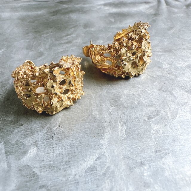 PA280-【 AVON 】エイボン・ヴィンテージピアス Gold tone Nugget Half Hoop | iichi 日々の暮らしを心地よくするハンドメイドやアンティークのマーケットプレイス