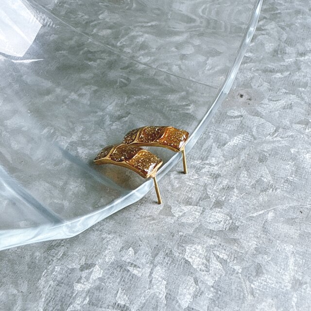 PA378-【 AVON 】エイボン・ヴィンテージピアス Gold Tone Glitter Rectangle | iichi 日々の暮らしを心地よくするハンドメイドやアンティークの ...