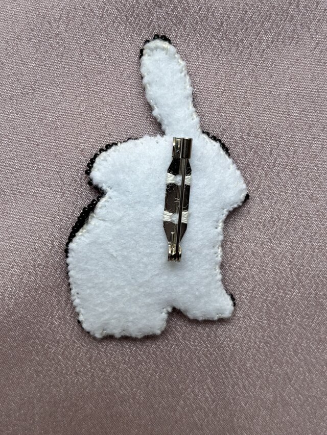 ウサギのブローチ(グレー) | iichi 日々の暮らしを心地よくするハンドメイドやアンティークのマーケットプレイス