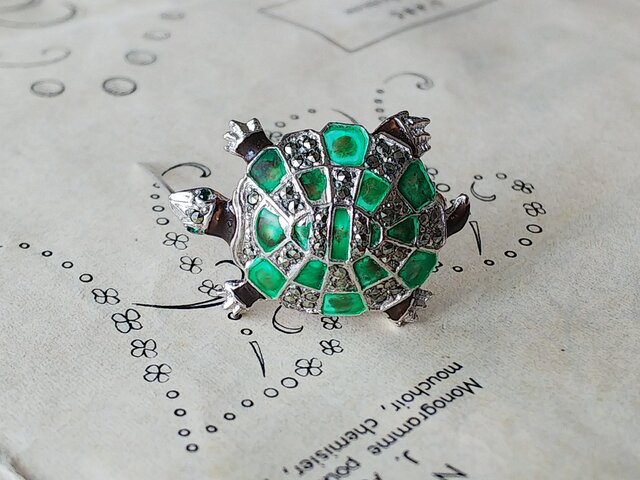 英国ヴィンテージ 緑色のカメさんのブローチ（エナメル／マーカサイト） | iichi 日々の暮らしを心地よくするハンドメイドやアンティークのマーケットプレイス