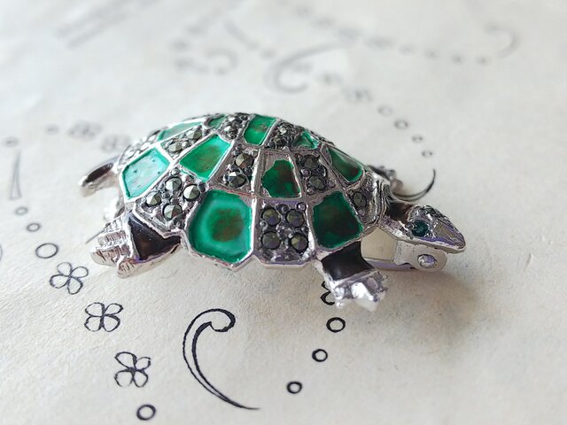 英国ヴィンテージ 緑色のカメさんのブローチ（エナメル／マーカサイト） | iichi 日々の暮らしを心地よくするハンドメイドやアンティークのマーケットプレイス